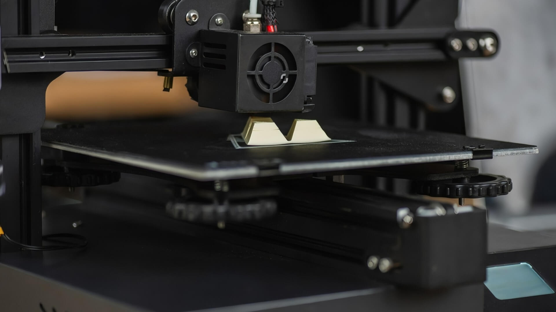 Fillet vs Chamfer: How to Choose the Right Edge